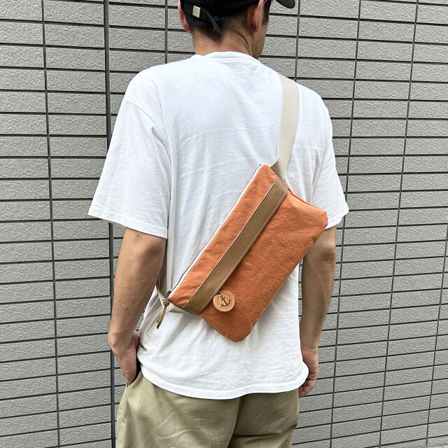pappa：オレンジ（KONBU 撥水加工ナイロン素材ボディバッグ） 受注製作 | iichi ハンドメイド・アンティーク・食品・ギフト・手作り