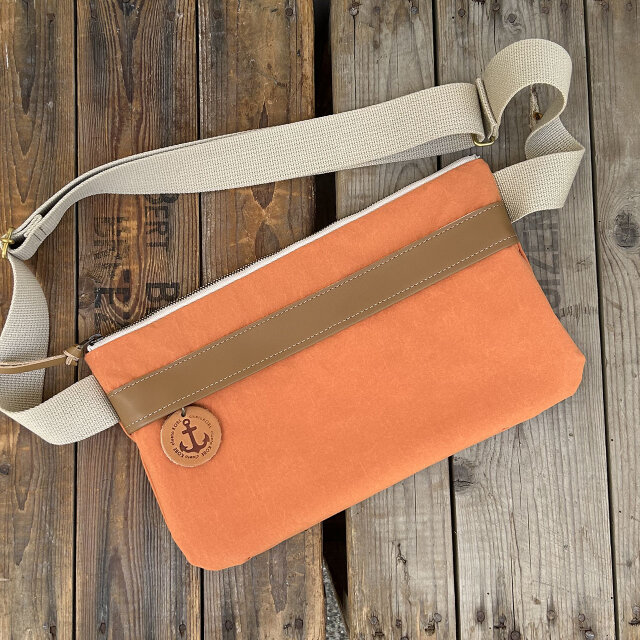 pappa：オレンジ（KONBU 撥水加工ナイロン素材ボディバッグ） 受注製作 | iichi ハンドメイド・アンティーク・食品・ギフト・手作り