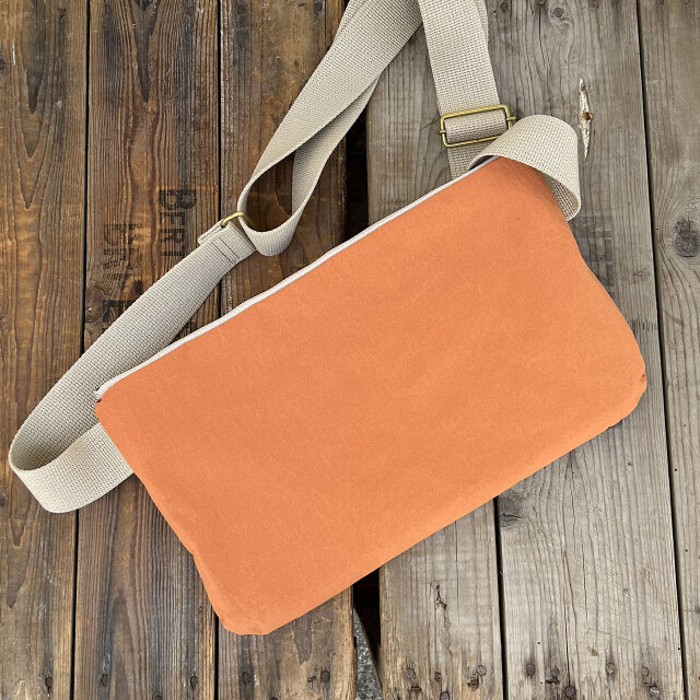 pappa：オレンジ（KONBU 撥水加工ナイロン素材ボディバッグ） 受注製作 | iichi ハンドメイド・アンティーク・食品・ギフト・手作り