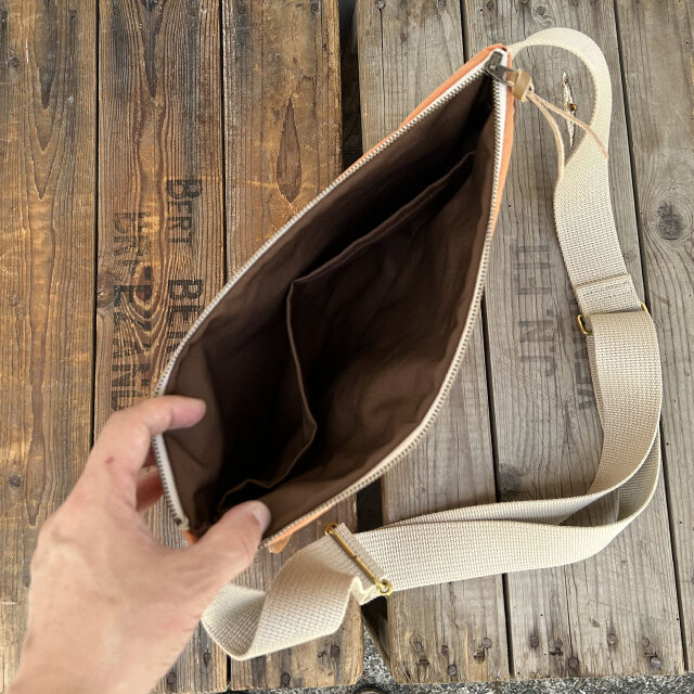 pappa：オレンジ（KONBU 撥水加工ナイロン素材ボディバッグ） 受注製作 | iichi ハンドメイド・アンティーク・食品・ギフト・手作り