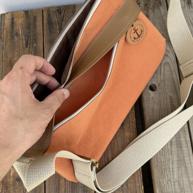 pappa：オレンジ（KONBU 撥水加工ナイロン素材ボディバッグ） 受注製作 | iichi ハンドメイド・アンティーク・食品・ギフト・手作り