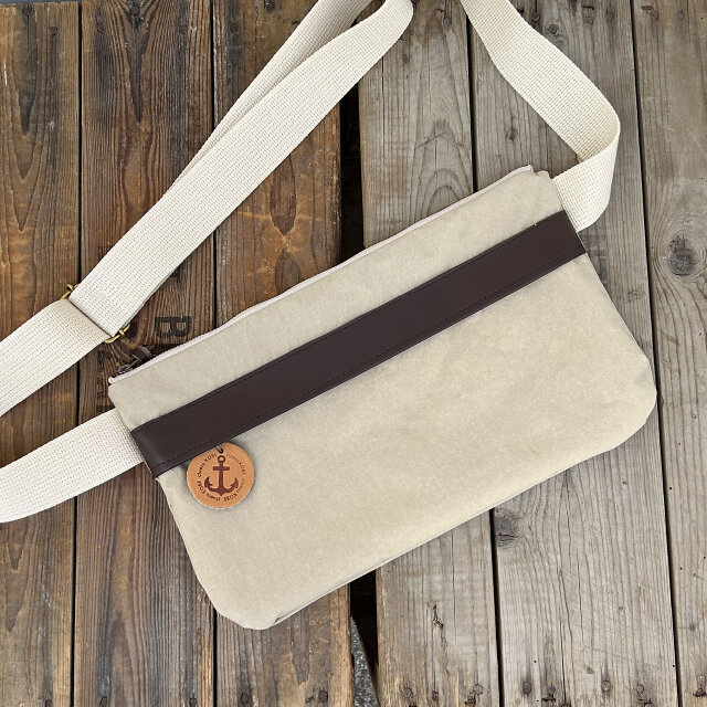 pappa：オフベージュ（KONBU 撥水加工ナイロン素材ボディバッグ） 受注製作 | iichi ハンドメイド・アンティーク・食品・ギフト・手作り