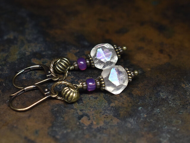 ヴィンテージオーロラチェコビーズとフランスヴィンテージすみれ色ビーズのピアス | iichi - ハンドメイド・アンティーク・食品・ギフト・手作り