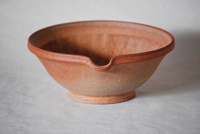 素焼きの片口すり鉢 no.2 | iichi 日々の暮らしを心地よくするハンドメイドやアンティークのマーケットプレイス