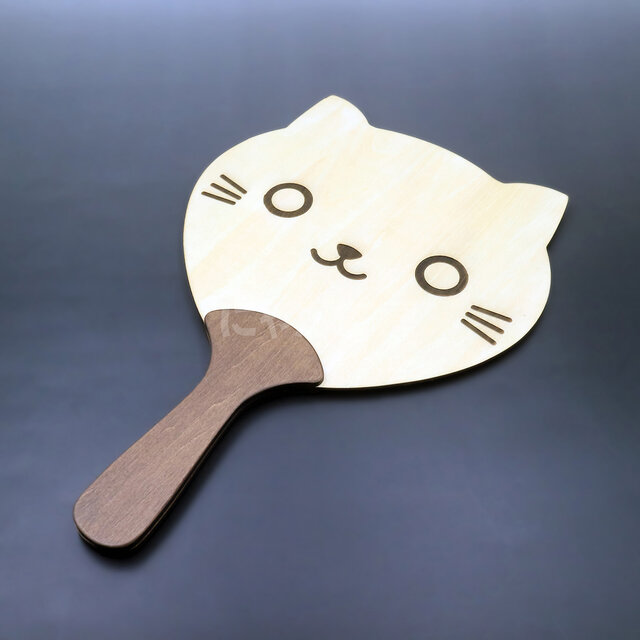 【受注制作】アンティーク＆ナチュラル 天然木にゃんこフェイスうちわ（まんまるおめめタイプ） 猫のうちわ 木製 | iichi ハンドメイド・アンティーク・食品・ギフト・手作り