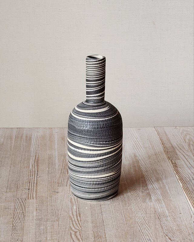 Black and white neriage vase [B142] | iichi ハンドメイド・アンティーク・食品・ギフト・手作り