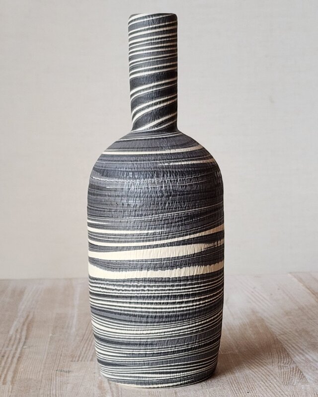 Black and white neriage vase [B142] | iichi ハンドメイド・アンティーク・食品・ギフト・手作り