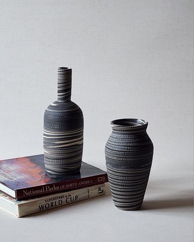 Black and white neriage vase [B142] | iichi ハンドメイド・アンティーク・食品・ギフト・手作り