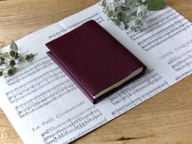 イタリア革の文庫本カバー／ワインレッド | iichi ハンドメイド・アンティーク・食品・ギフト・手作り