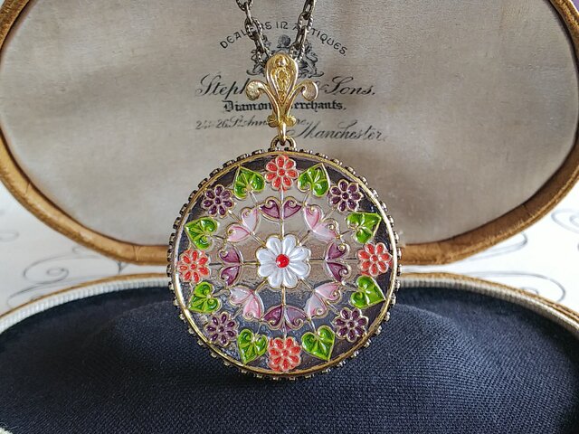 ヴィンテージ Pink／Purple Flower-Pattern(32㎜） クラシカルネックレス | iichi ハンドメイド・アンティーク・食品・ギフト・手作り