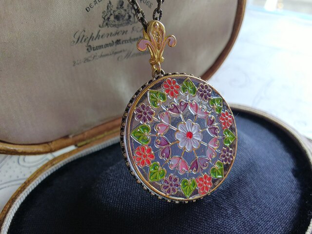 ヴィンテージ Pink／Purple Flower-Pattern(32㎜） クラシカルネックレス | iichi 日々の暮らしを心地よくするハンドメイドやアンティークのマーケットプレイス