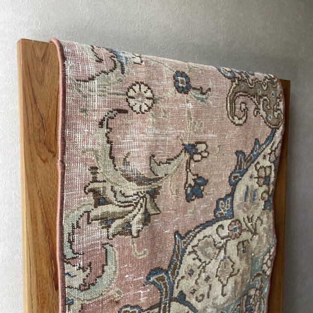 トルコヴィンテージラグ くすみ桜色×コバルトブルー かすれ 49×116 | iichi ハンドメイド・アンティーク・食品・ギフト・手作り