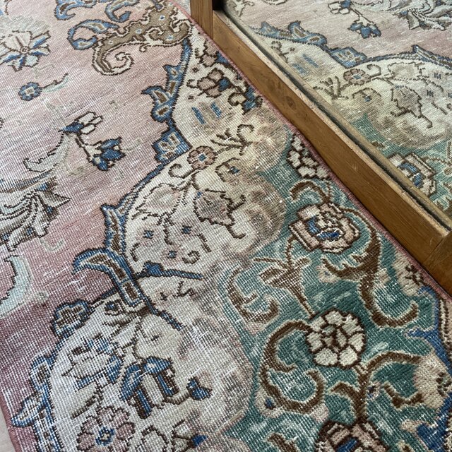 トルコヴィンテージラグ くすみ桜色×コバルトブルー かすれ 49×116 | iichi ハンドメイド・アンティーク・食品・ギフト・手作り