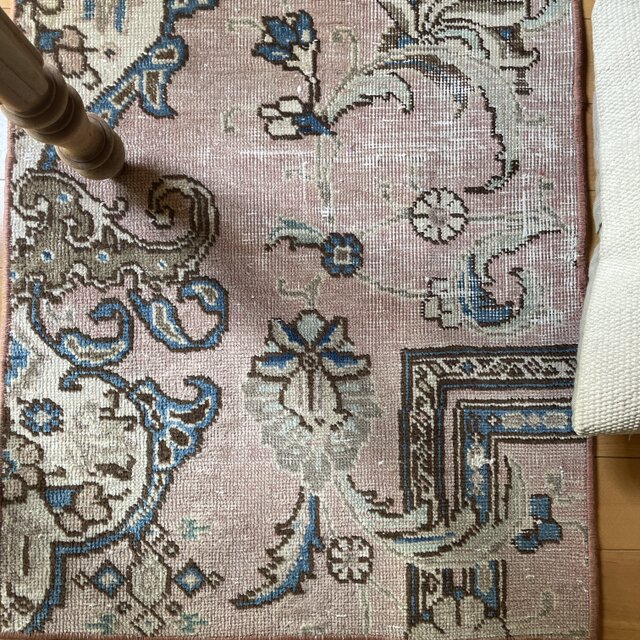 トルコヴィンテージラグ くすみ桜色×コバルトブルー かすれ 49×116 | iichi ハンドメイド・アンティーク・食品・ギフト・手作り