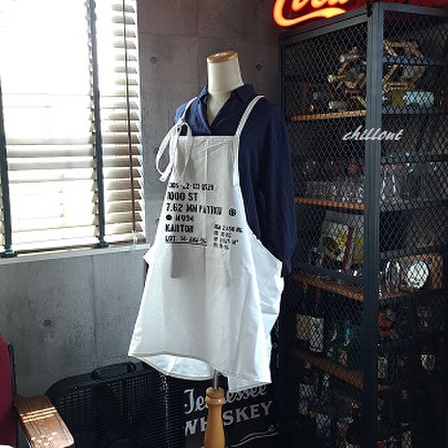 【背中がかわいい】エプロンドレス：ホワイト×ステンシル【0593】 | iichi ハンドメイド・アンティーク・食品・ギフト・手作り