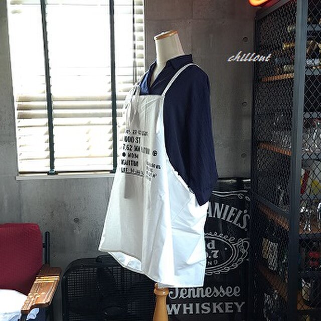 【背中がかわいい】エプロンドレス：ホワイト×ステンシル【0593】 | iichi ハンドメイド・アンティーク・食品・ギフト・手作り