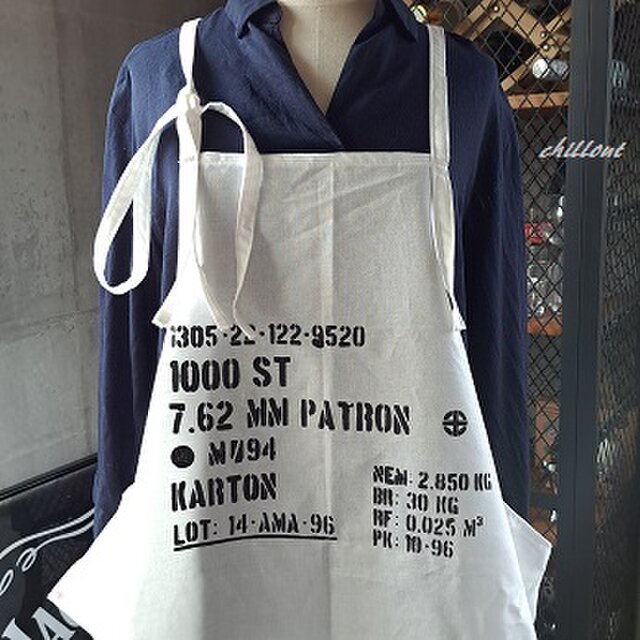 【背中がかわいい】エプロンドレス：ホワイト×ステンシル【0593】 | iichi ハンドメイド・アンティーク・食品・ギフト・手作り