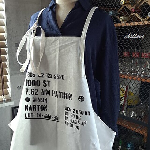 【背中がかわいい】エプロンドレス：ホワイト×ステンシル【0593】 | iichi ハンドメイド・アンティーク・食品・ギフト・手作り