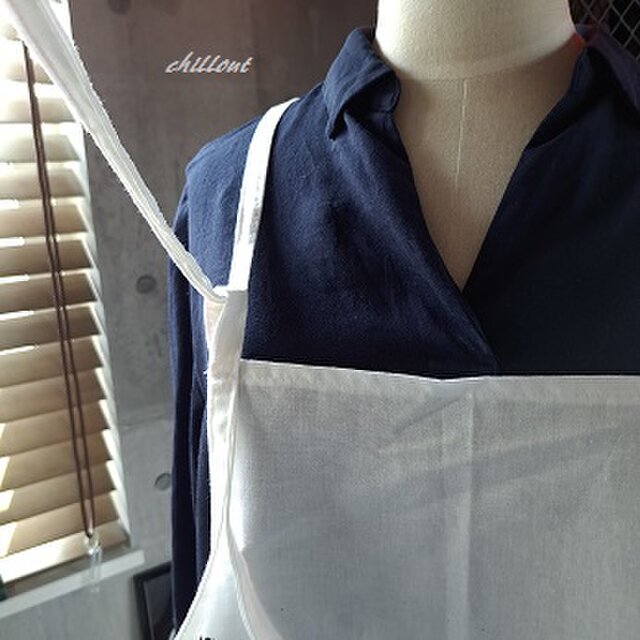 【背中がかわいい】エプロンドレス：ホワイト×ステンシル【0593】 | iichi ハンドメイド・アンティーク・食品・ギフト・手作り