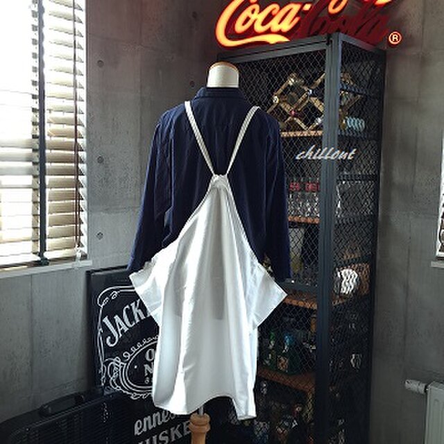 【背中がかわいい】エプロンドレス：ホワイト×ステンシル【0593】 | iichi ハンドメイド・アンティーク・食品・ギフト・手作り