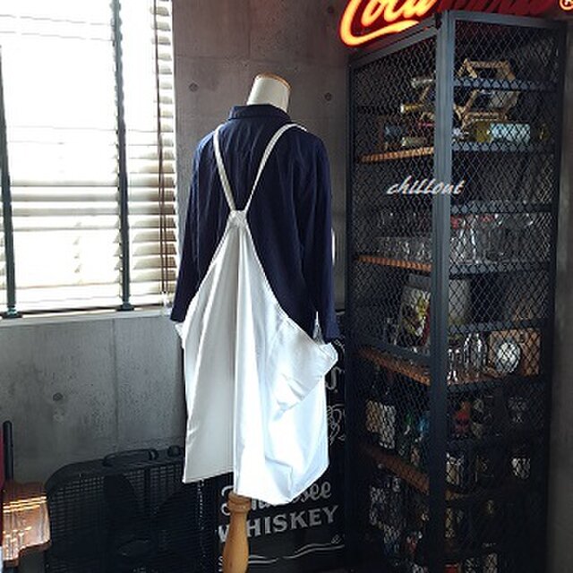 【背中がかわいい】エプロンドレス：ホワイト×ステンシル【0593】 | iichi ハンドメイド・アンティーク・食品・ギフト・手作り