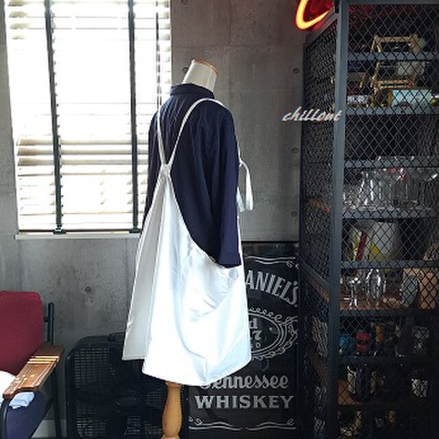 【背中がかわいい】エプロンドレス：ホワイト×ステンシル【0593】 | iichi ハンドメイド・アンティーク・食品・ギフト・手作り