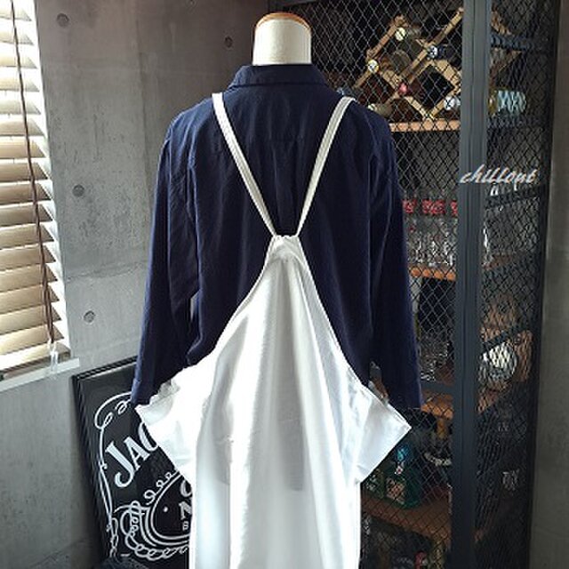 【背中がかわいい】エプロンドレス：ホワイト×ステンシル【0593】 | iichi ハンドメイド・アンティーク・食品・ギフト・手作り