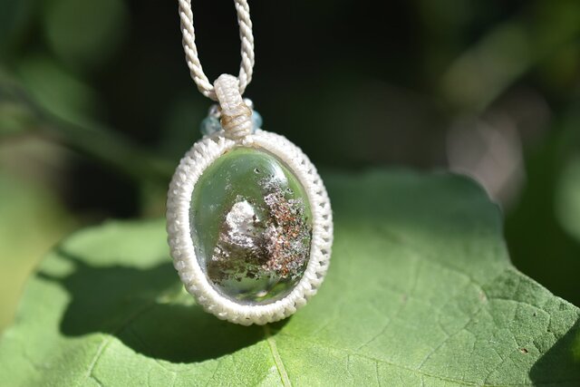 ピンクと緑★ガーデンクォーツ マクラメネックレス1161 | iichi 日々の暮らしを心地よくするハンドメイドやアンティークのマーケットプレイス