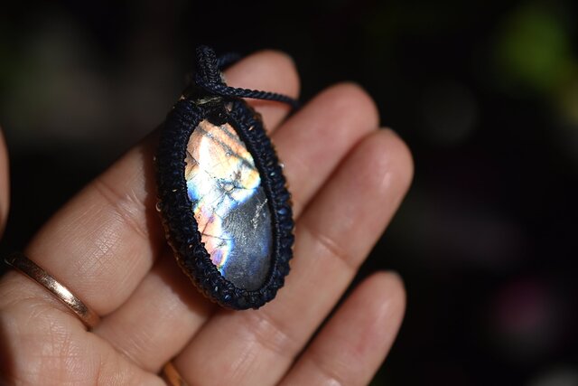 夕陽オレンジブルー★ラブラドライト マクラメネックレス1164 | iichi 日々の暮らしを心地よくするハンドメイドやアンティークのマーケットプレイス