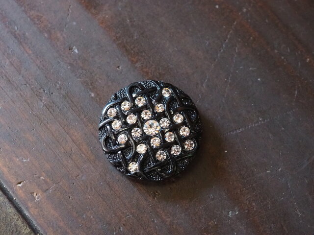 裏穴 25mm ボタン1個 | iichi 日々の暮らしを心地よくするハンドメイドやアンティークのマーケットプレイス