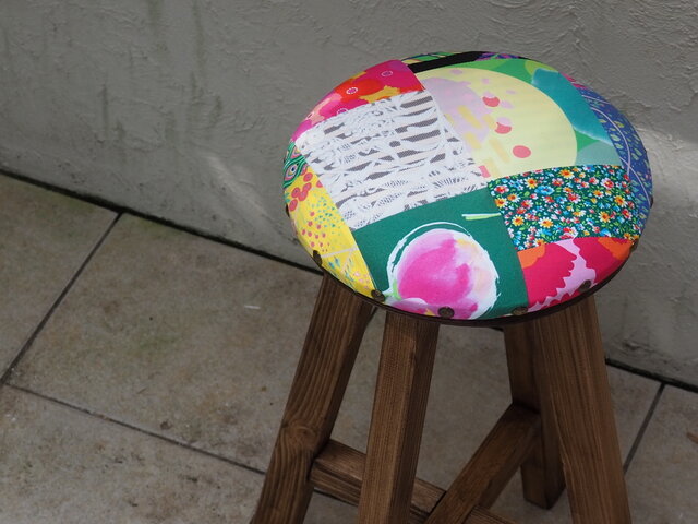 AMBERオリジナルデザインレースのスツール | iichi 日々の暮らしを心地よくするハンドメイドやアンティークのマーケットプレイス