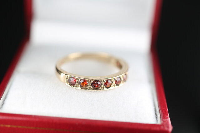 絶品 英国 1978年 ビンテージ イギリス ゴールド 指輪 リング 天然 ガーネット 純金率 375 鑑定書 J112 | iichi ハンドメイド・アンティーク・食品・ギフト・手作り