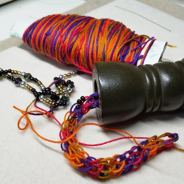 B9037 リリアン編みのネックレス | iichi 日々の暮らしを心地よくするハンドメイドやアンティークのマーケットプレイス