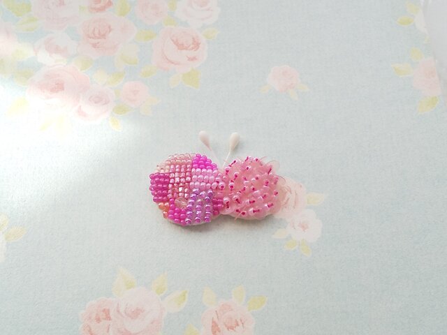 #336 刺繍ブローチ ピンクの蝶 | iichi - ハンドメイド・アンティーク・食品・ギフト・手作り