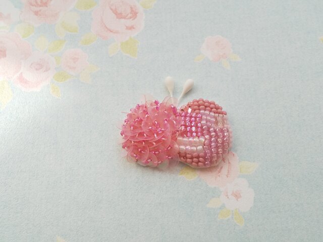 #337 刺繍ブローチ 小さなピンクの蝶 | iichi - ハンドメイド・アンティーク・食品・ギフト・手作り