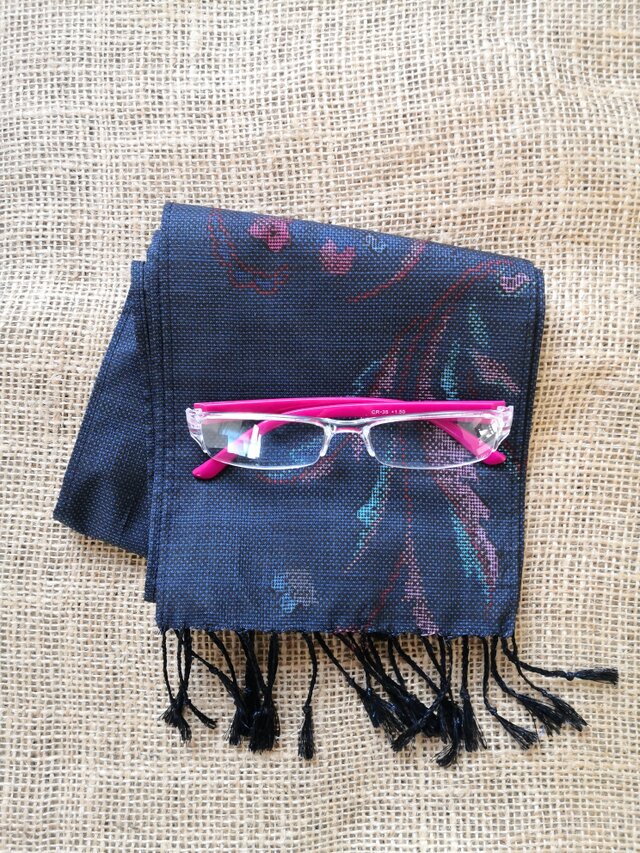 細ストール大島紬（ 藍ピンク草花）39308 | iichi 日々の暮らしを心地よくするハンドメイドやアンティークのマーケットプレイス