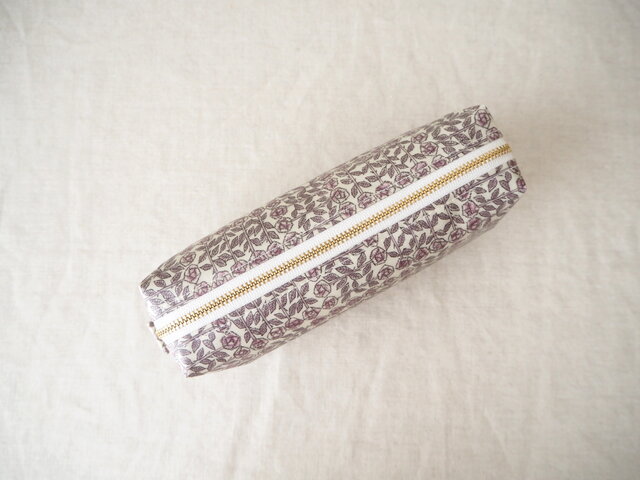 ラミネートスクエアポーチ 「Sleeping rose」パープル | iichi - ハンドメイド・アンティーク・食品・ギフト・手作り