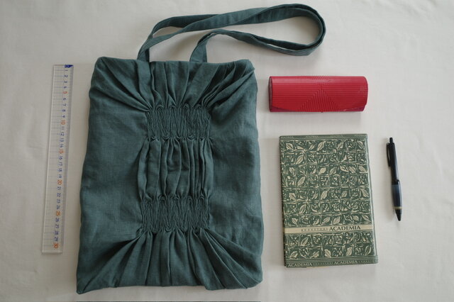 Smocking刺繍のトートバッグ | iichi 日々の暮らしを心地よくするハンドメイドやアンティークのマーケットプレイス
