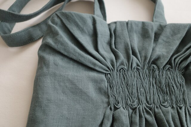 Smocking刺繍のトートバッグ | iichi 日々の暮らしを心地よくするハンドメイドやアンティークのマーケットプレイス
