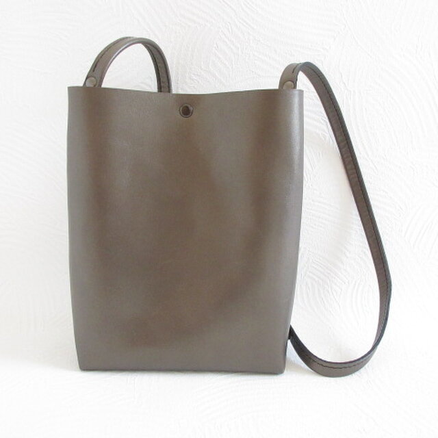 ☆新作☆《牛革》ぷっくり三角マチ♪BOXサコッシュ・スムース・ブロンズ・0132 | iichi 日々の暮らしを心地よくするハンドメイドやアンティークのマーケットプレイス