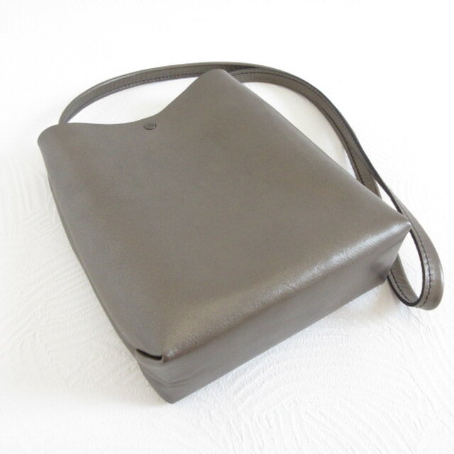 ☆新作☆《牛革》ぷっくり三角マチ♪BOXサコッシュ・スムース・ブロンズ・0132 | iichi 日々の暮らしを心地よくするハンドメイドやアンティークのマーケットプレイス