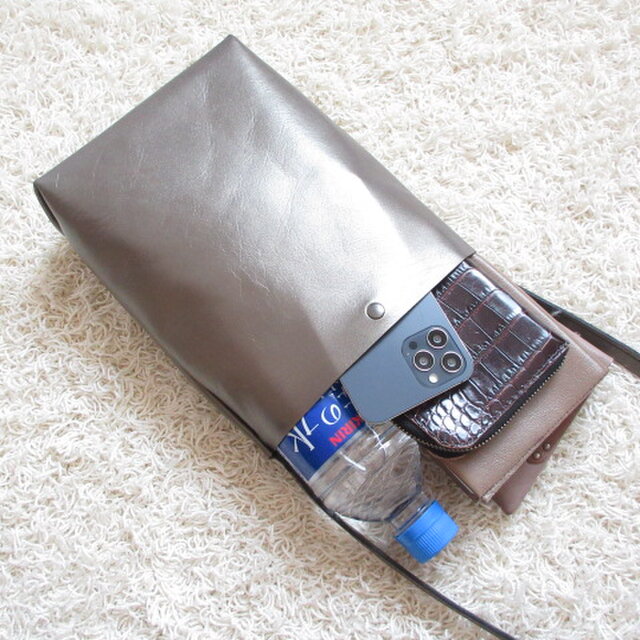 ☆新作☆《牛革》ぷっくり三角マチ♪BOXサコッシュ・スムース・ブロンズ・0132 | iichi 日々の暮らしを心地よくするハンドメイドやアンティークのマーケットプレイス