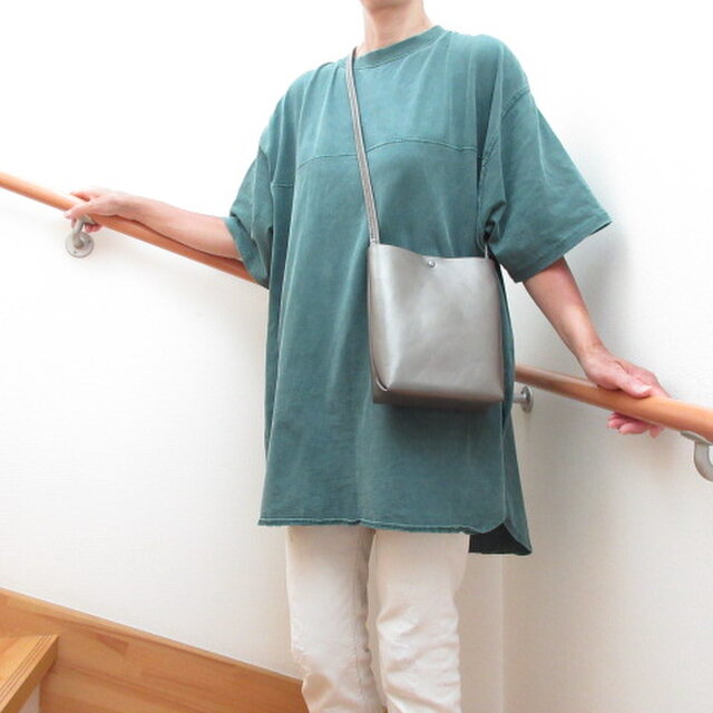 ☆新作☆《牛革》ぷっくり三角マチ♪BOXサコッシュ・スムース・ブロンズ・0132 | iichi 日々の暮らしを心地よくするハンドメイドやアンティークのマーケットプレイス