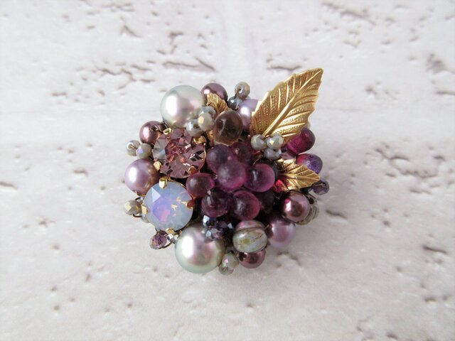 2色のクリスタルガラスのブローチ（K1160) | iichi 日々の暮らしを心地よくするハンドメイドやアンティークのマーケットプレイス