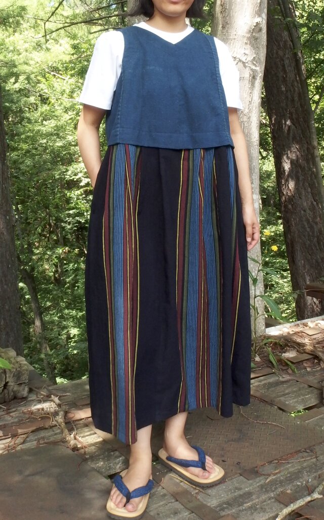 縞のエプロンドレス 116センチ丈 | iichi 日々の暮らしを心地よくするハンドメイドやアンティークのマーケットプレイス