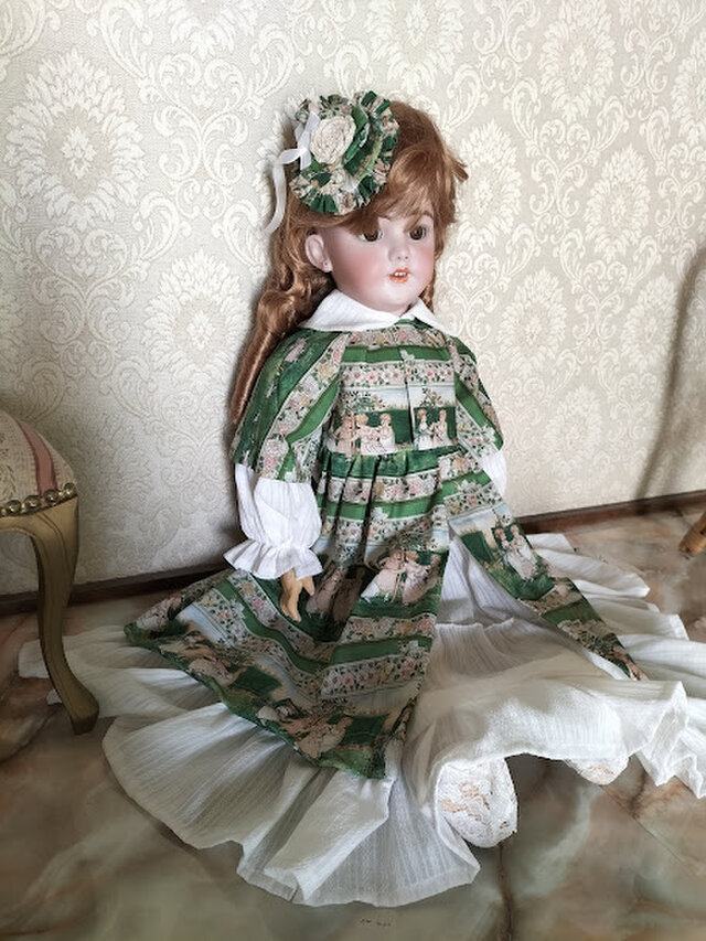 ドールの背丈が67～70cm用 着重ね風ドレスとヘア飾り （グリーン） | iichi 日々の暮らしを心地よくするハンドメイドやアンティークのマーケットプレイス