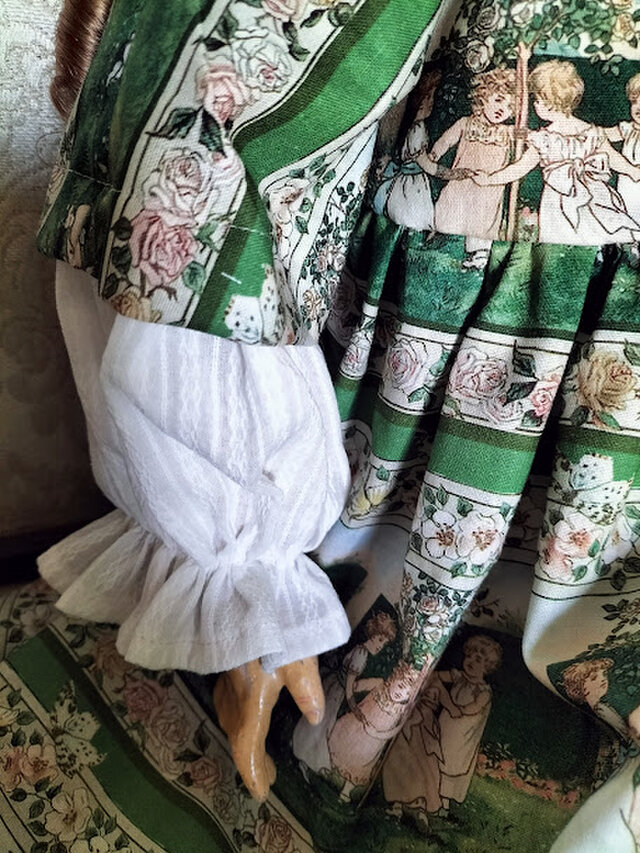 ドールの背丈が67～70cm用 着重ね風ドレスとヘア飾り （グリーン） | iichi 日々の暮らしを心地よくするハンドメイドやアンティークのマーケットプレイス