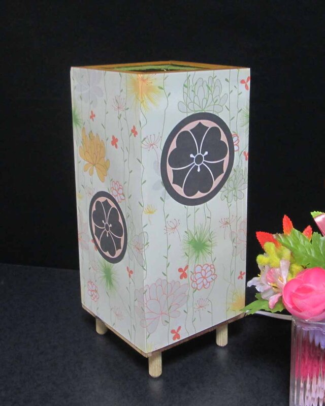 癒し家紋・家紋の宿り木／丸に剣片喰 LED･厚紙張貼･軽量／GK-013 | iichi 日々の暮らしを心地よくするハンドメイドやアンティークのマーケットプレイス