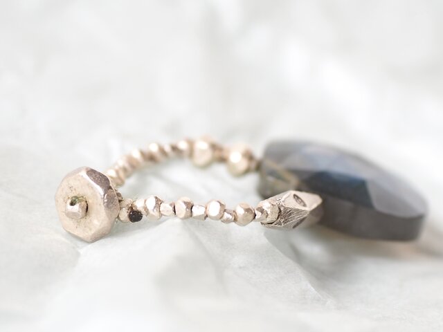 beads ring -大粒ラブラドライト- silver950 | iichi 日々の暮らしを心地よくするハンドメイドやアンティークのマーケットプレイス