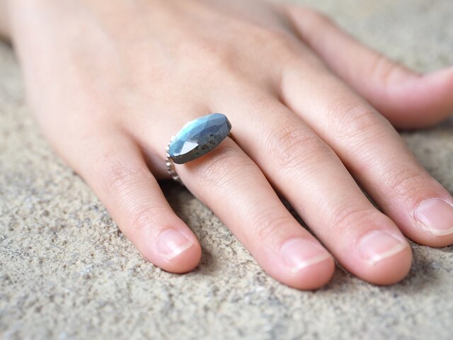 beads ring -大粒ラブラドライト- silver950 | iichi 日々の暮らしを心地よくするハンドメイドやアンティークのマーケットプレイス